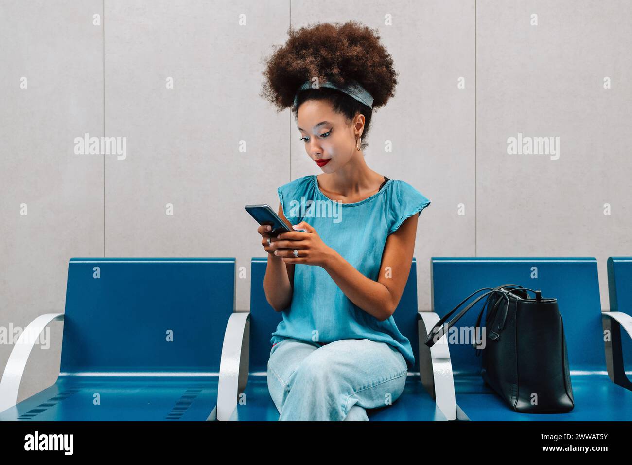 Woman afro hair search hi-res stock photography and images - Alamy