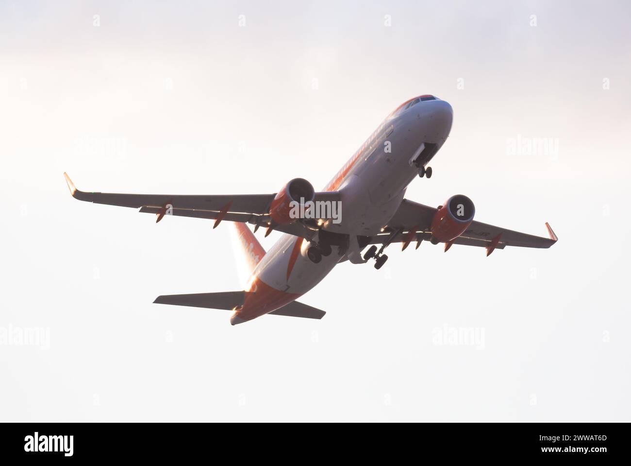 Airbus 320 from easyjet with hi-res stock photography and images - Alamy