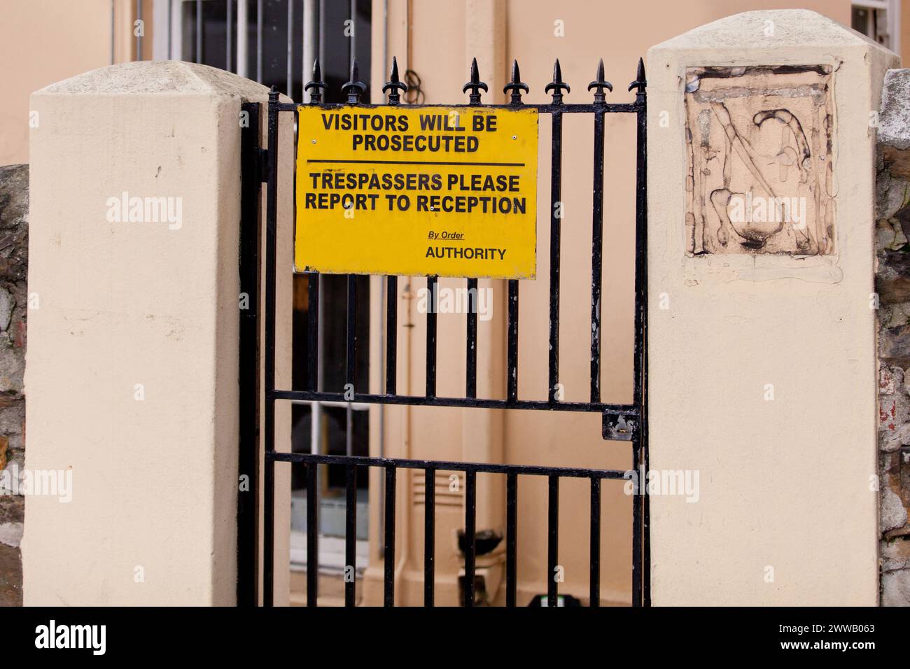 Gate signage rules hi-res stock photography and images - Alamy