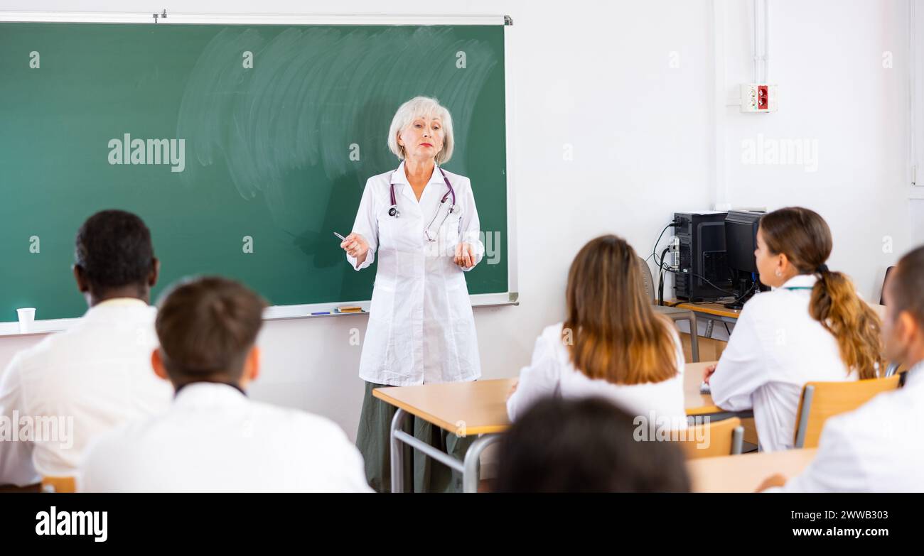 Professor reading lecture to group of medical students Stock Photo - Alamy