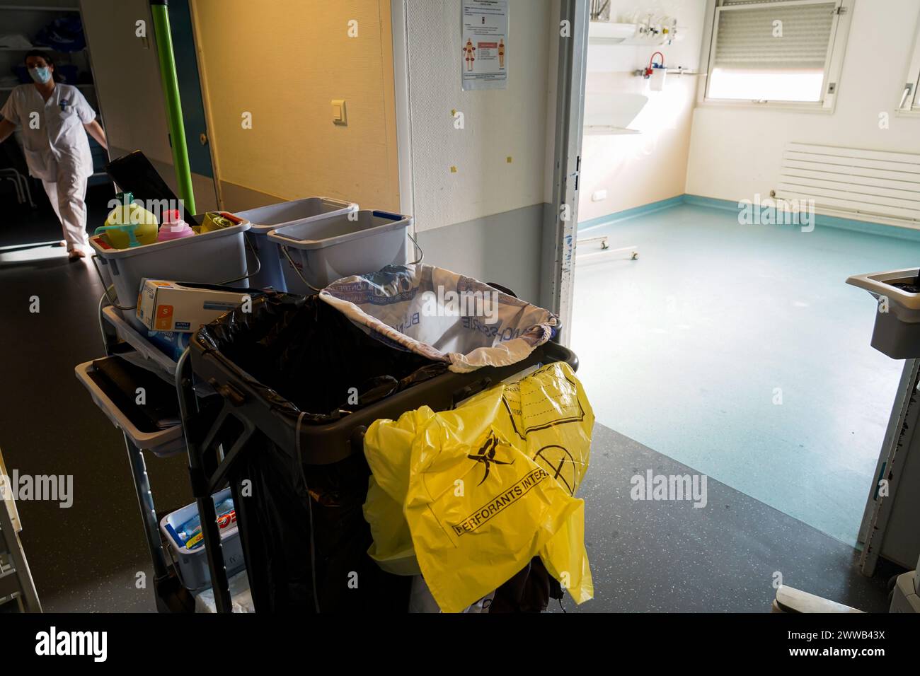 Hospital emergency trolley hi-res stock photography and images - Alamy