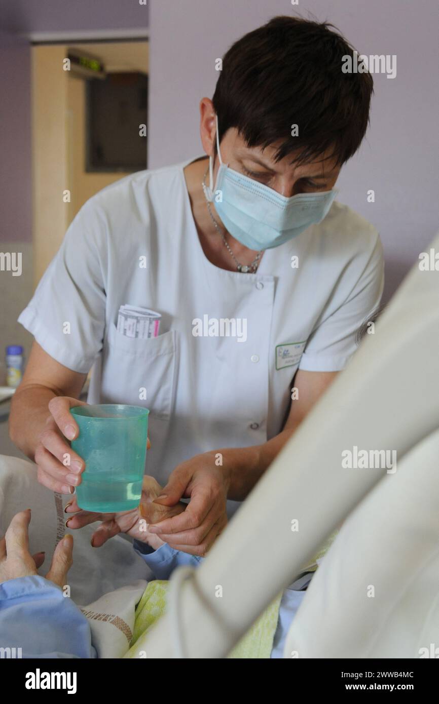 Distribution and assistance with meals for patients in the aftercare ...