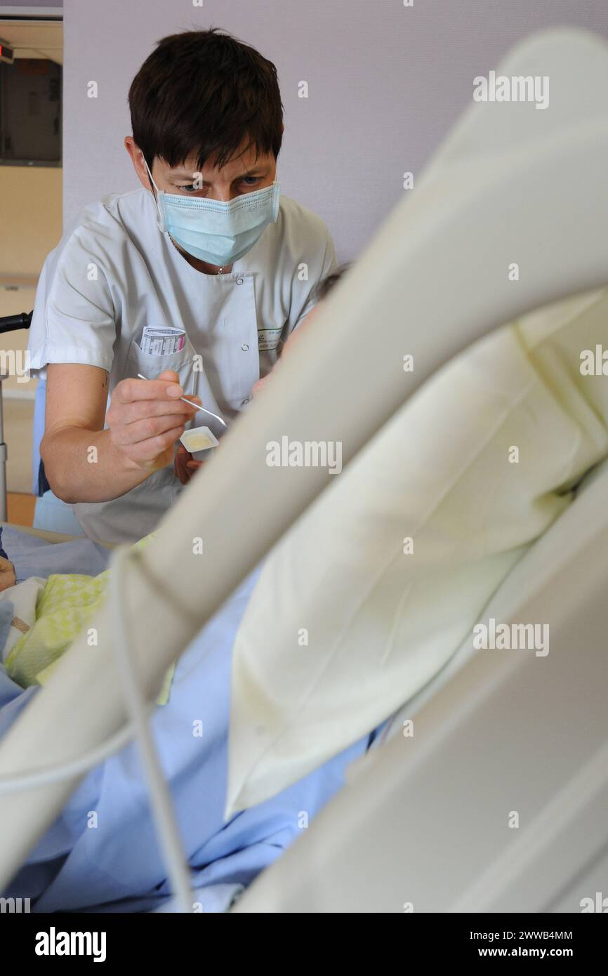 Distribution and assistance with meals for patients in the aftercare ...