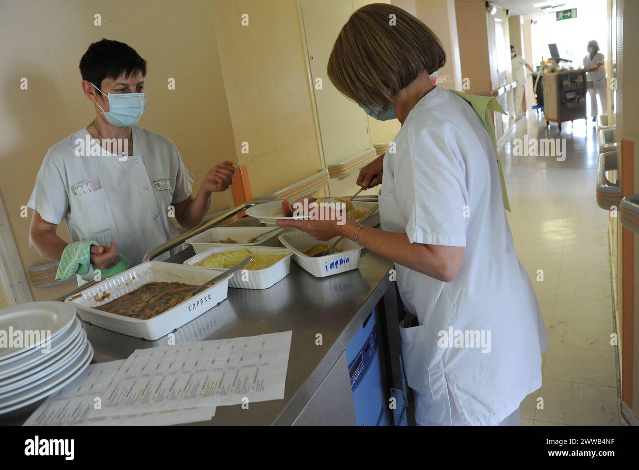Distribution of meals to patients in the aftercare and rehabilitation ...