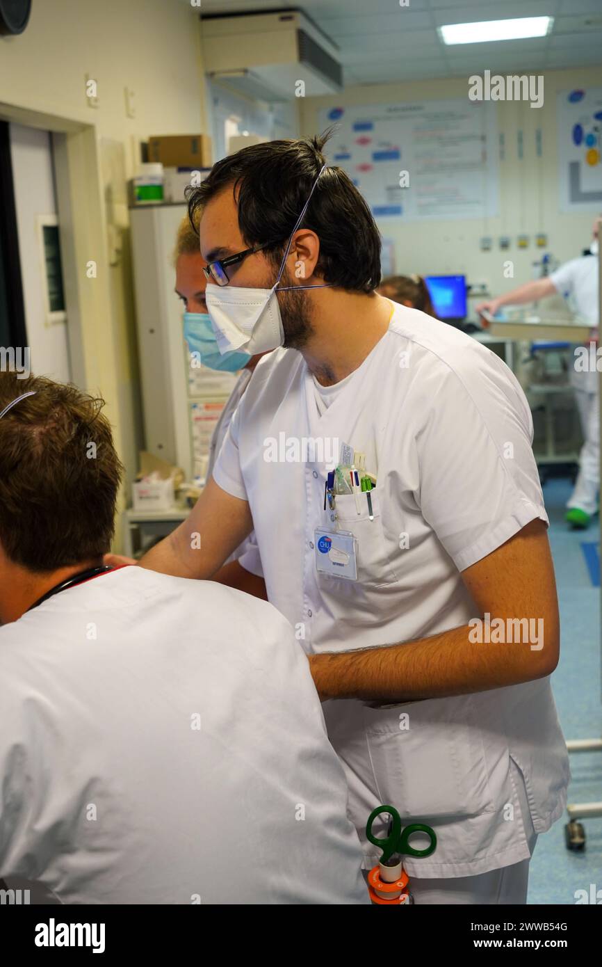 Nurse in the shock ward in the intensive care unit of a university ...