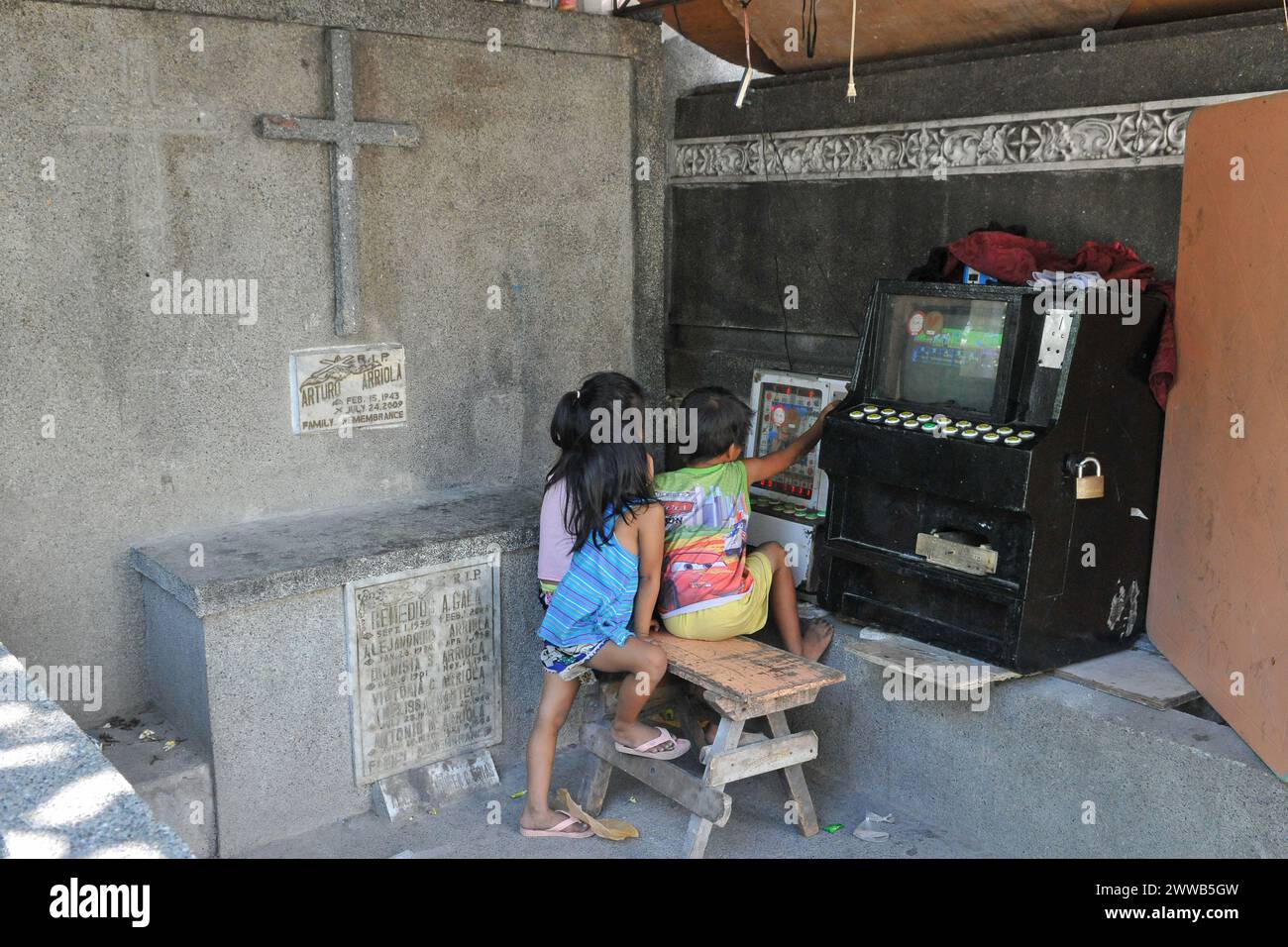 Poor living in Passay Cemetery in Manila-Philippines Stock Photo - Alamy