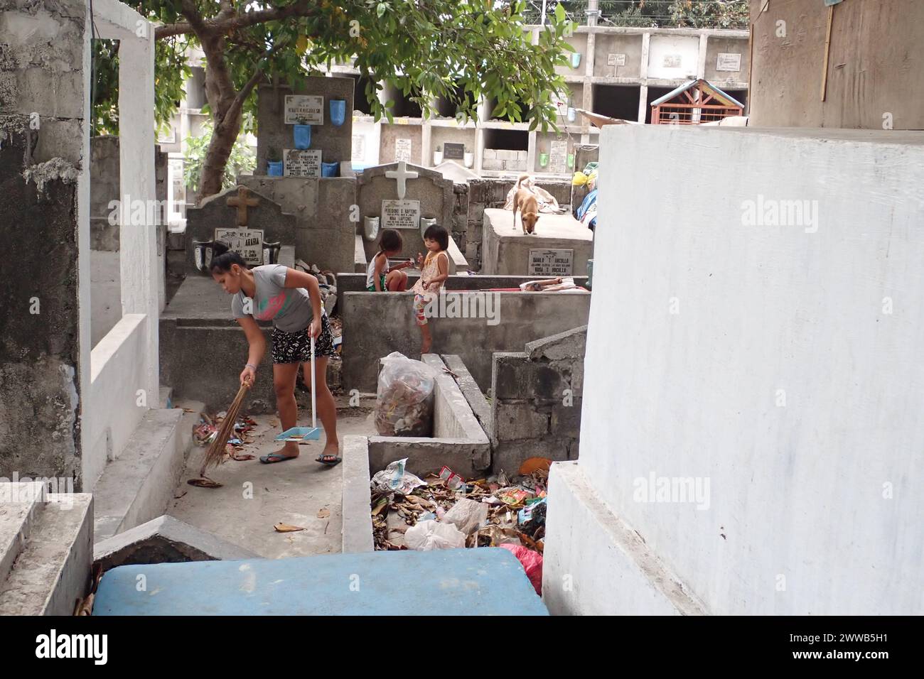 Poor living in Passay Cemetery in Manila-Philippines Stock Photo - Alamy