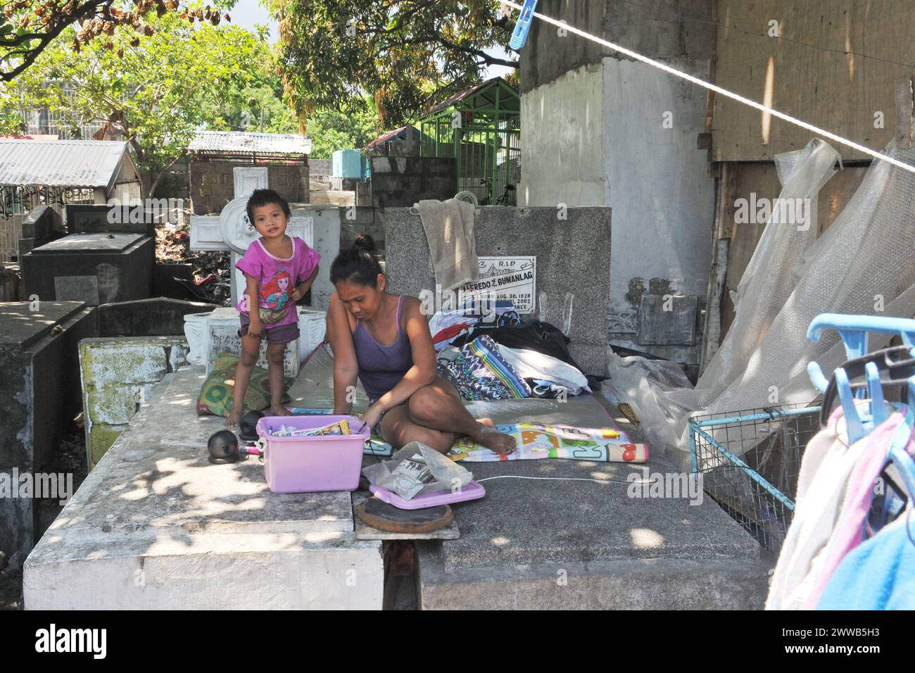 Poor living in Passay Cemetery in Manila-Philippines Stock Photo - Alamy