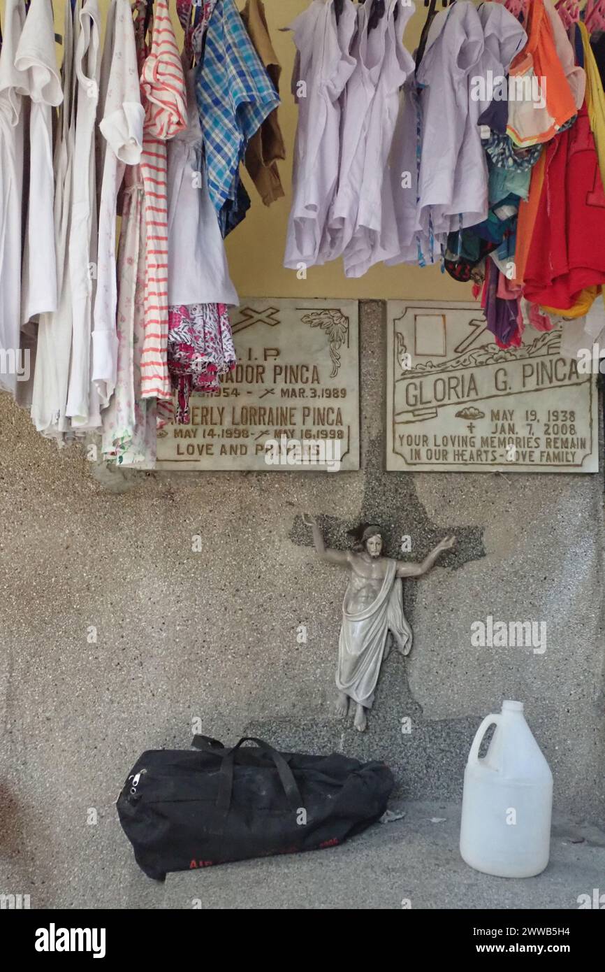 Poor living in Passay Cemetery in Manila-Philippines Stock Photo - Alamy