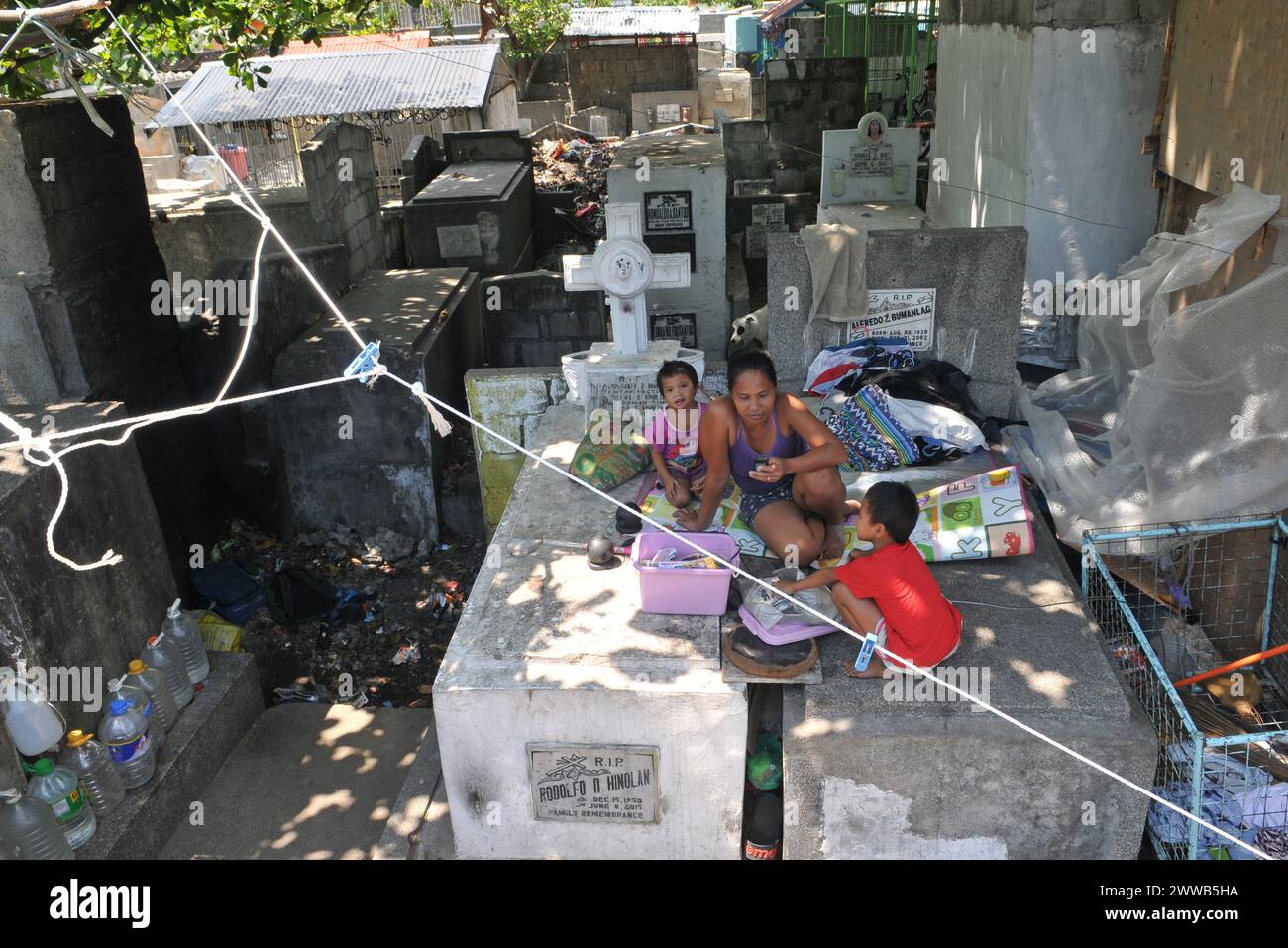 Poor living in Passay Cemetery in Manila-Philippines Stock Photo - Alamy