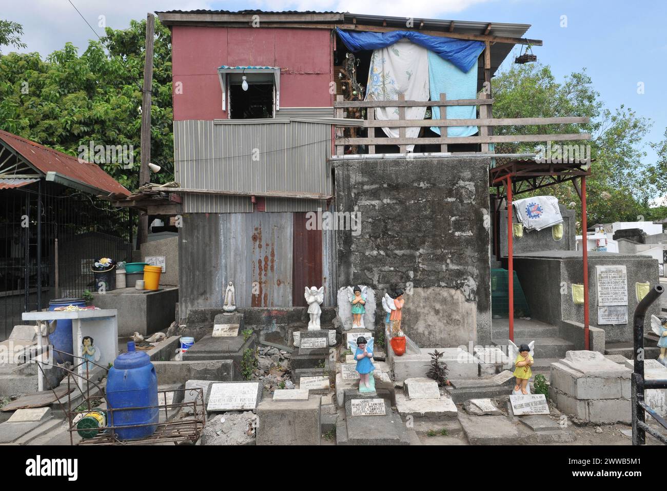 Poor living in Passay Cemetery in Manila-Philippines Stock Photo - Alamy