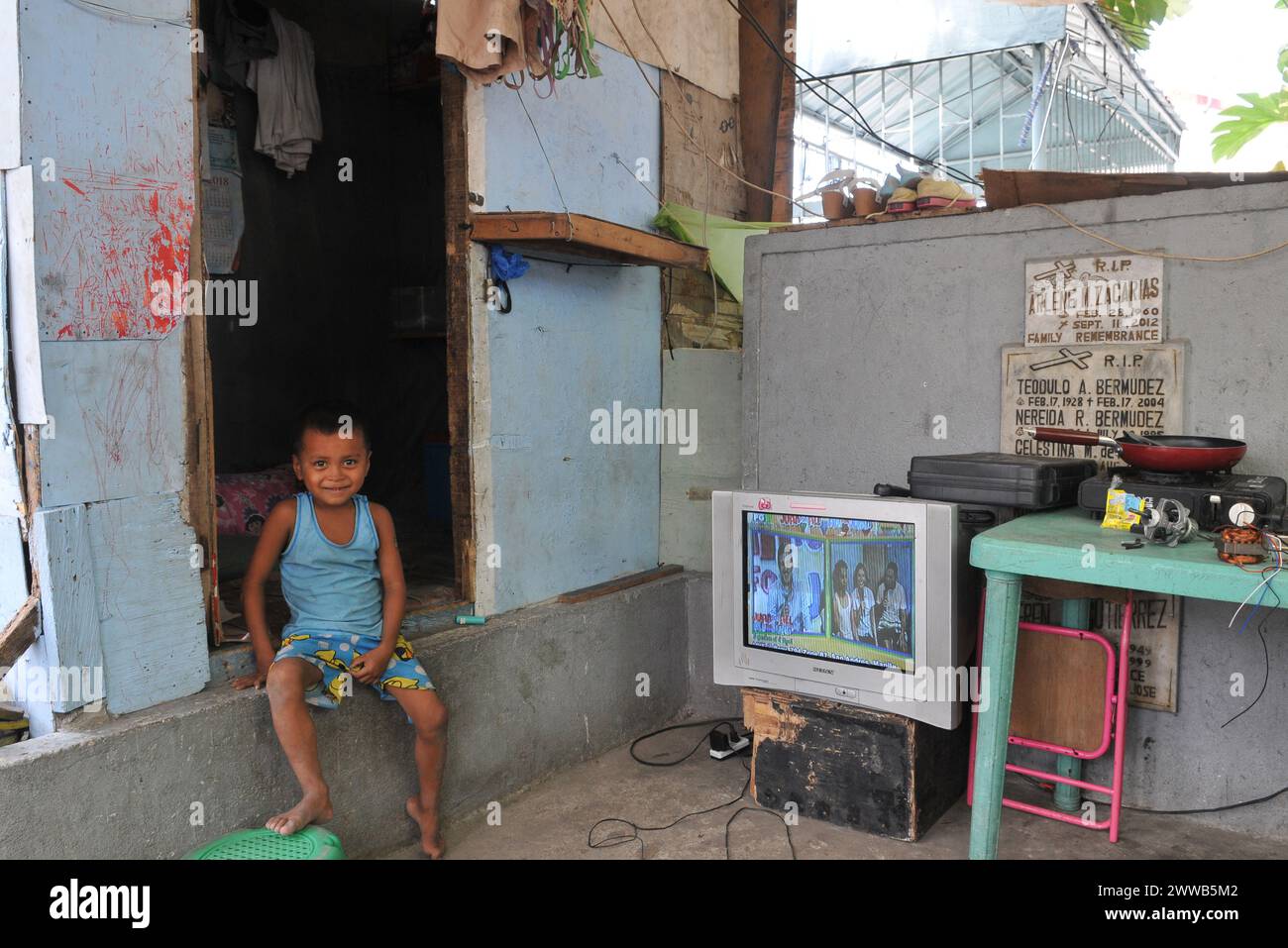 Poor living in Passay Cemetery in Manila-Philippines Stock Photo - Alamy