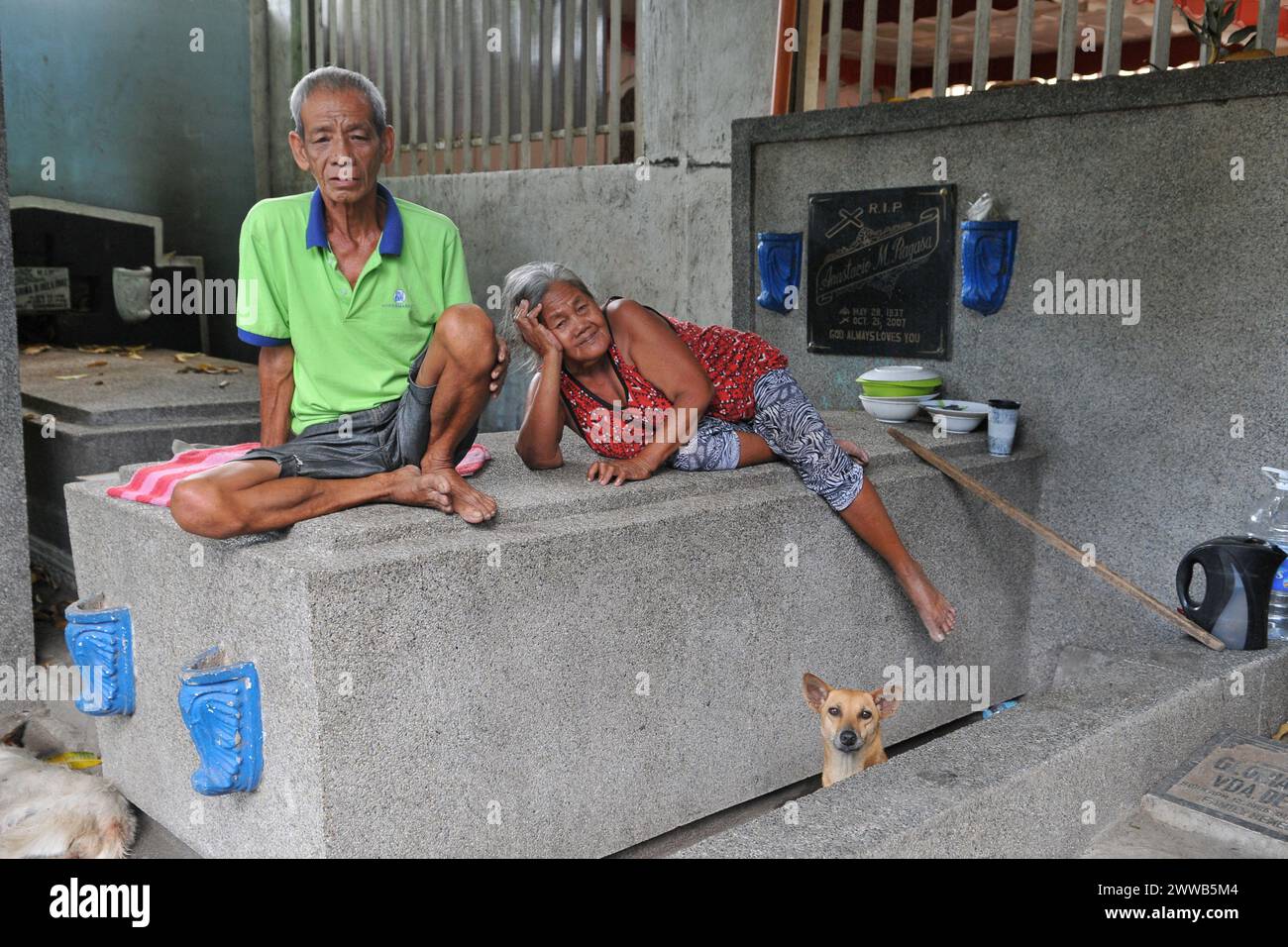 Poor living in Passay Cemetery in Manila-Philippines Stock Photo - Alamy
