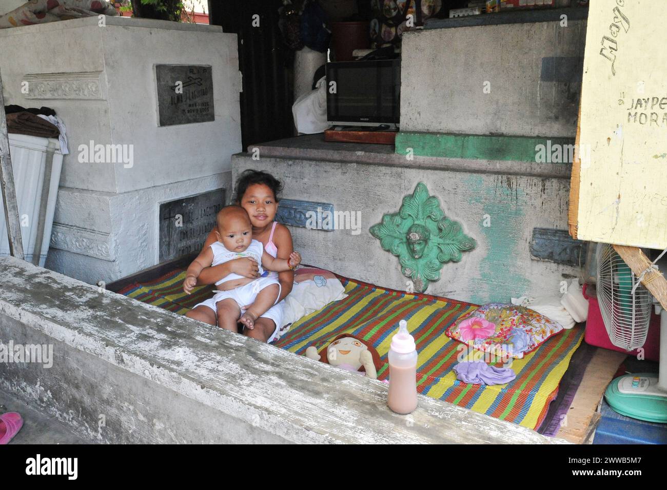 Poor living in Passay Cemetery in Manila-Philippines Stock Photo - Alamy