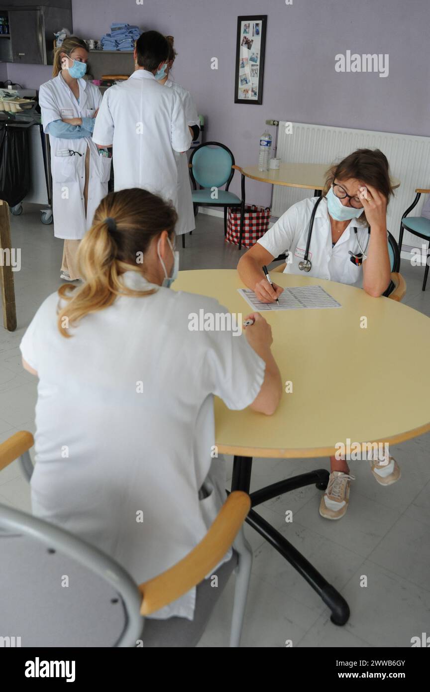 Doctor filling in documents hi-res stock photography and images - Alamy