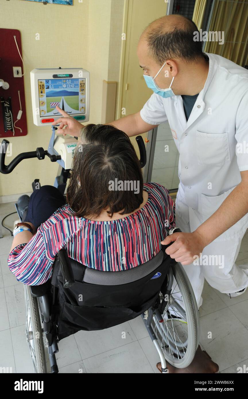 Physiotherapy session in the aftercare and rehabilitation department of ...