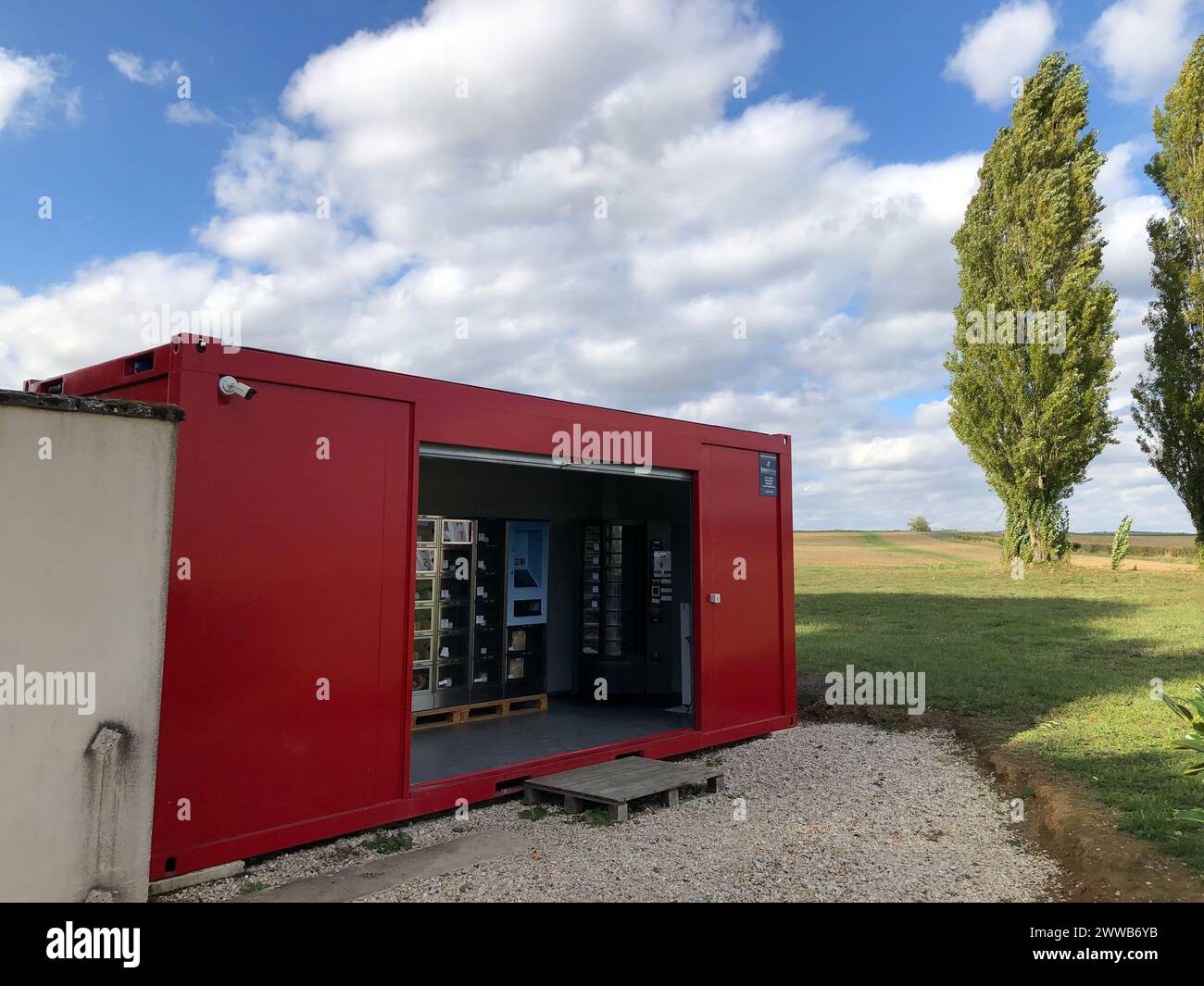 Automatic distributors hi-res stock photography and images - Alamy