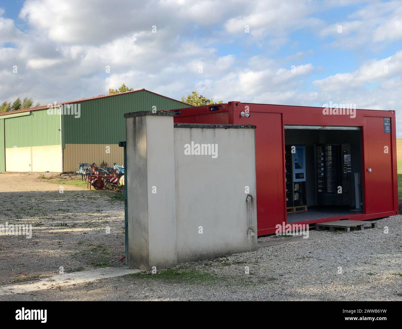 Automatic distributors hi-res stock photography and images - Alamy