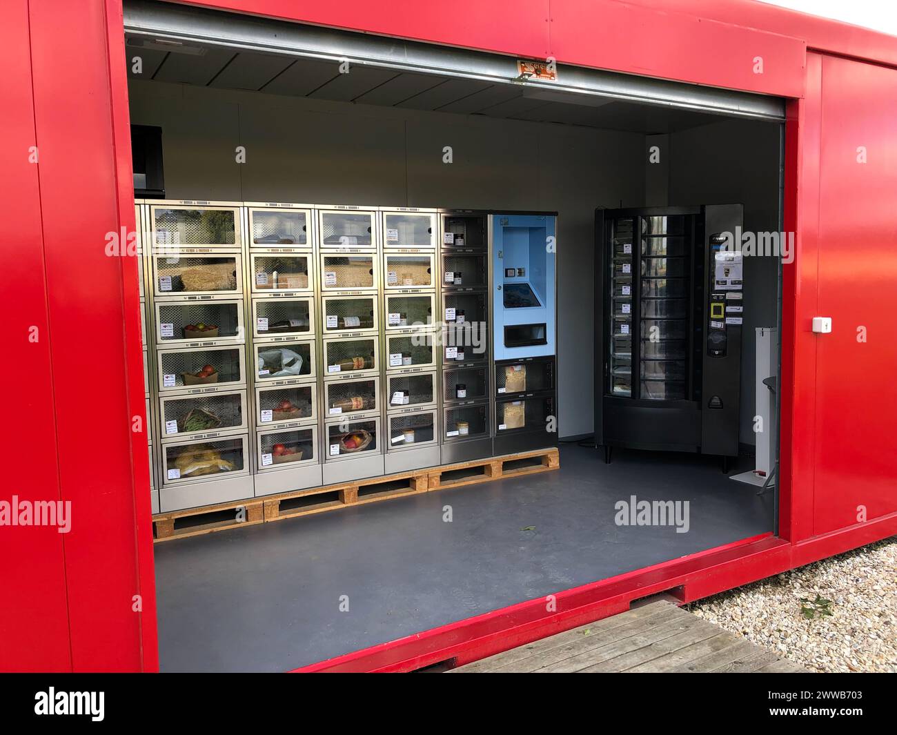 Automatic distributors of farm products. A strawberry producer in Hauts ...