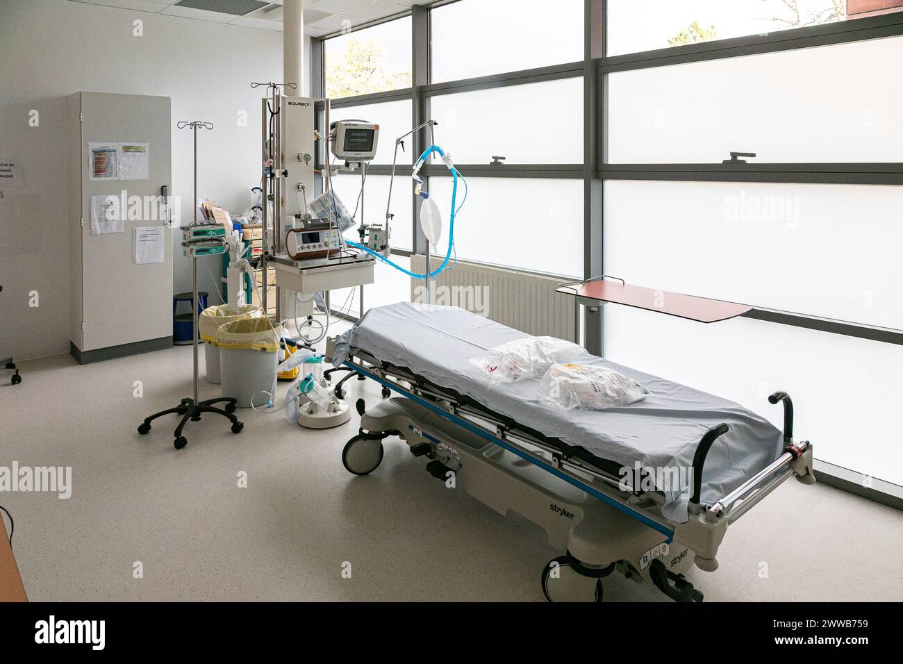 Pediatric emergency shock room Stock Photo - Alamy