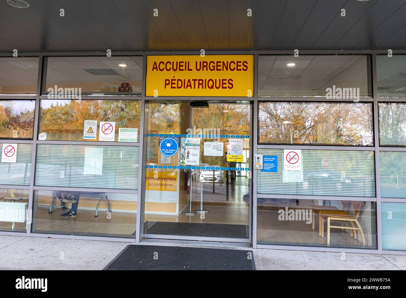Pediatric emergency outside reception Stock Photo - Alamy