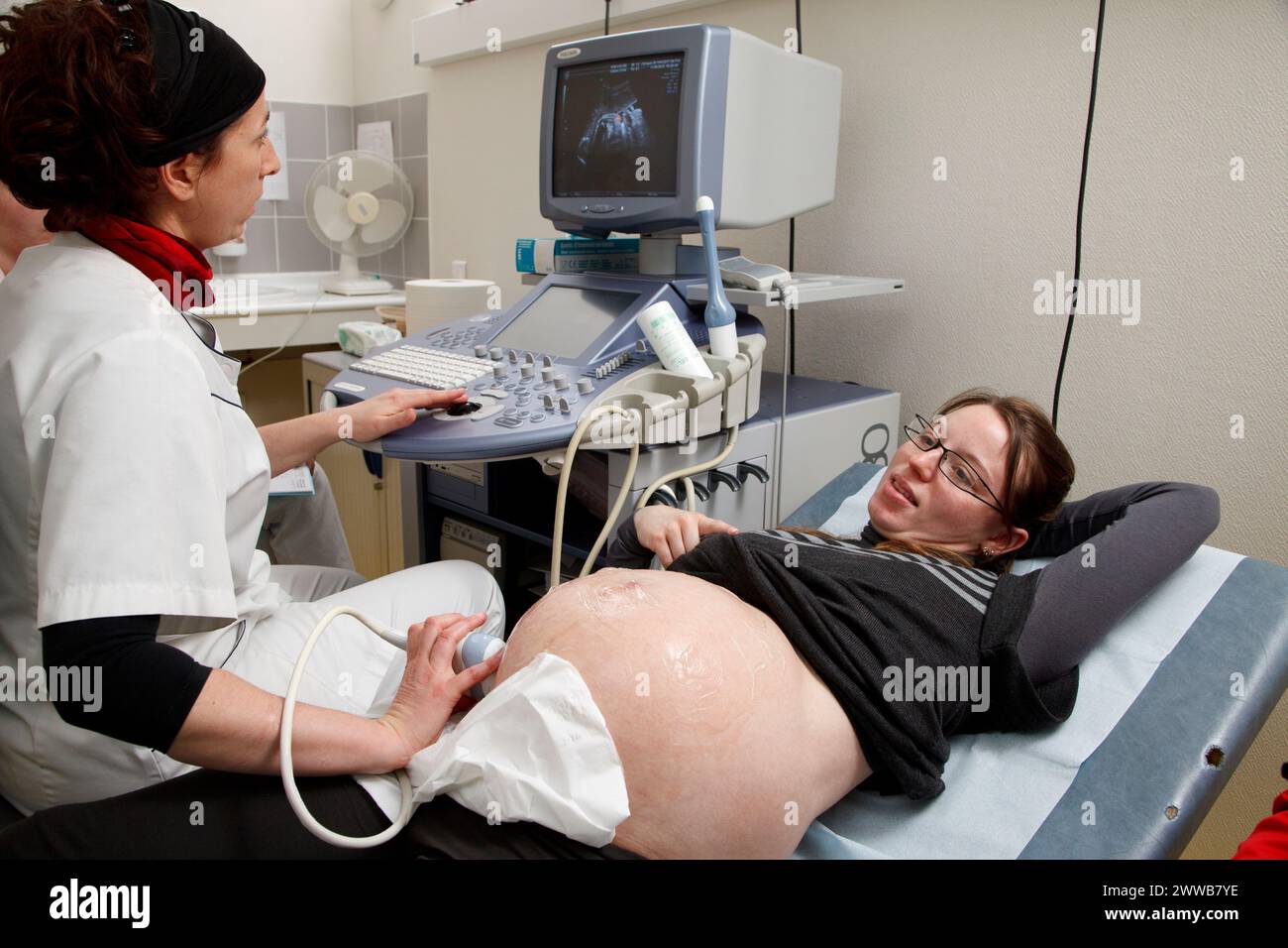 30 weeks pregnant hi-res stock photography and images - Alamy
