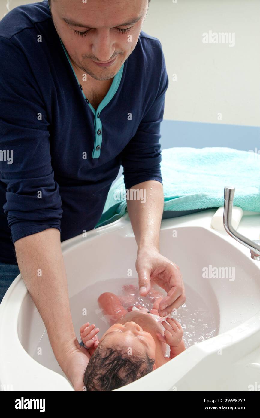 Newborn baby bath hi-res stock photography and images - Alamy
