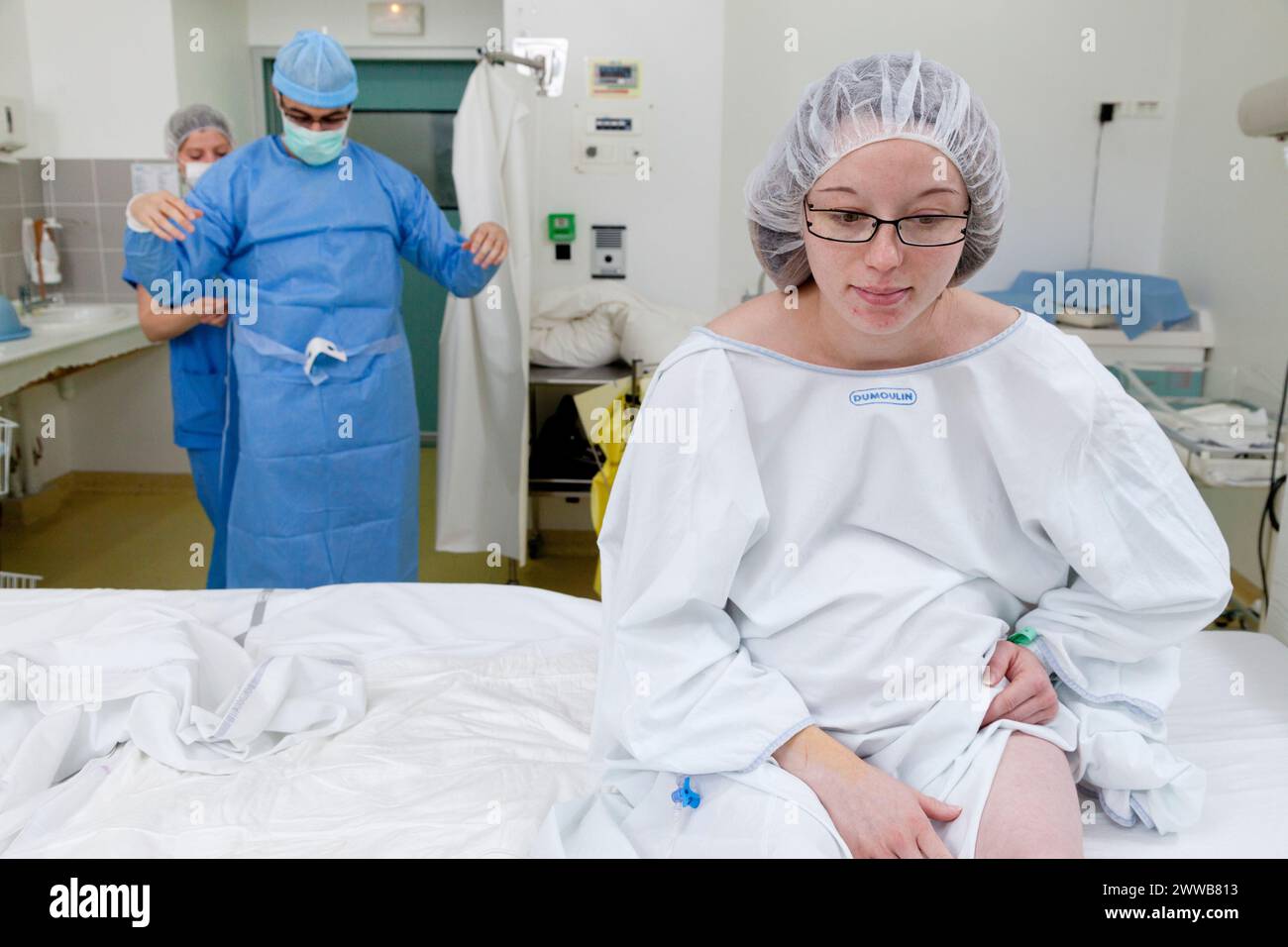 Epidural. Anesthesiologist putting on a sterile gown Stock Photo - Alamy