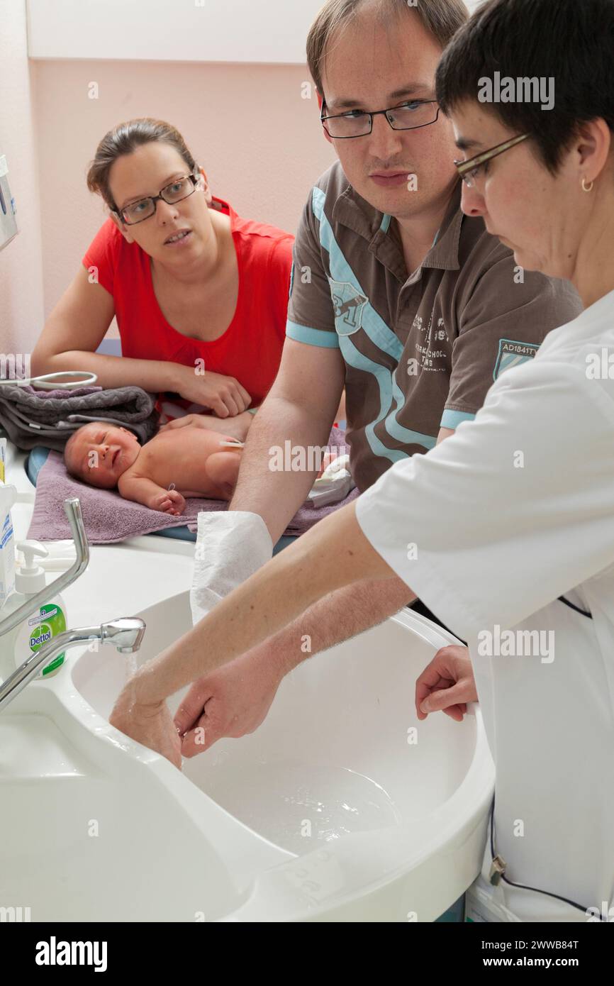 Human baby bath hi-res stock photography and images - Alamy