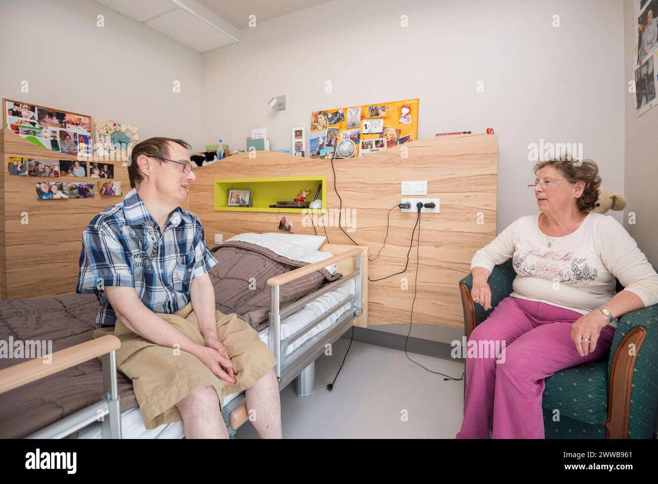 EHPAD - Boarder with a mental disability receiving family (his sister ...