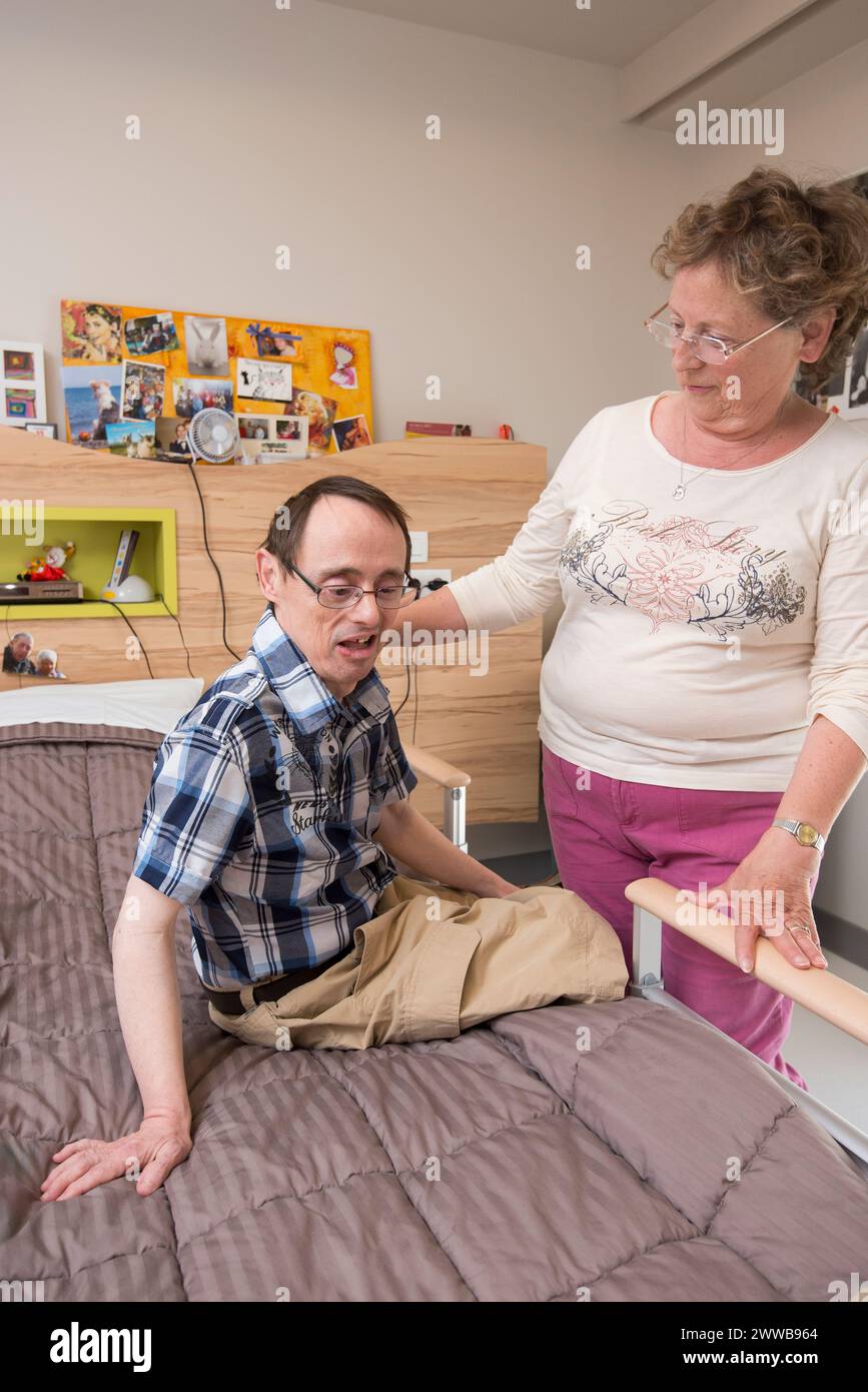 EHPAD - Boarder with a mental disability receiving family (his sister ...