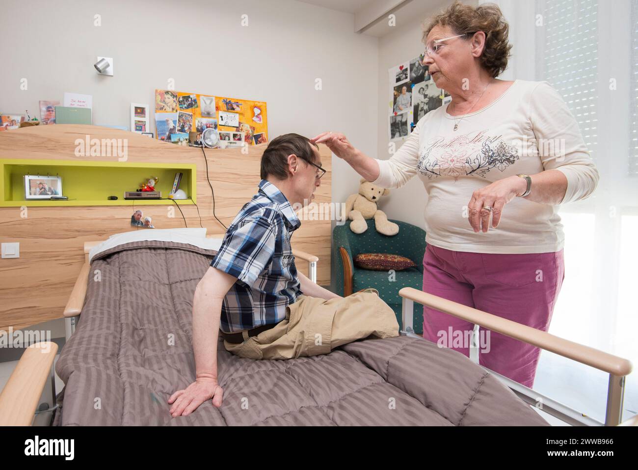 EHPAD - Boarder with a mental disability receiving family (his sister ...