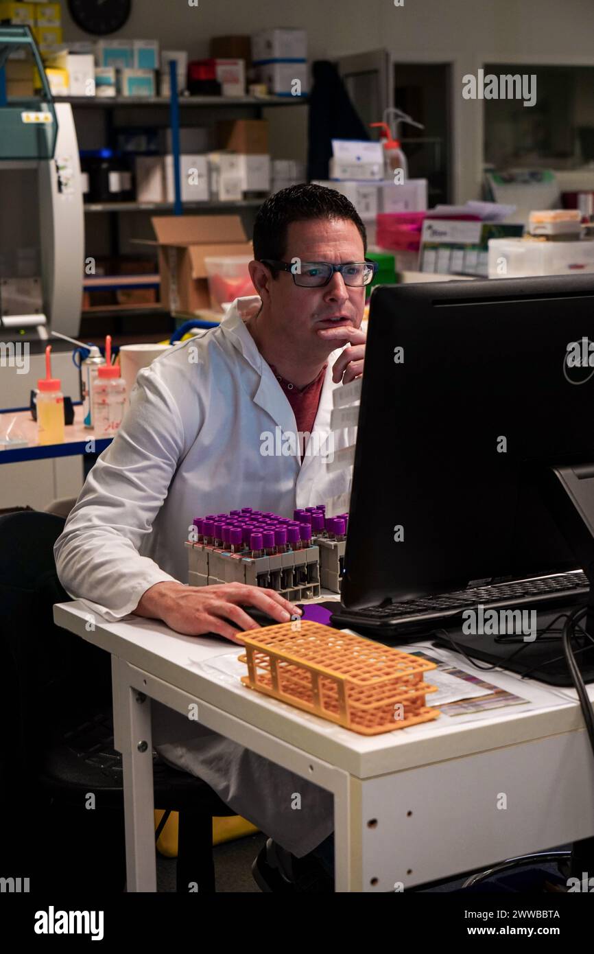 Technical platform of the Inovie 34 laboratory . Validation of results, NFS, blood count and ESR ...