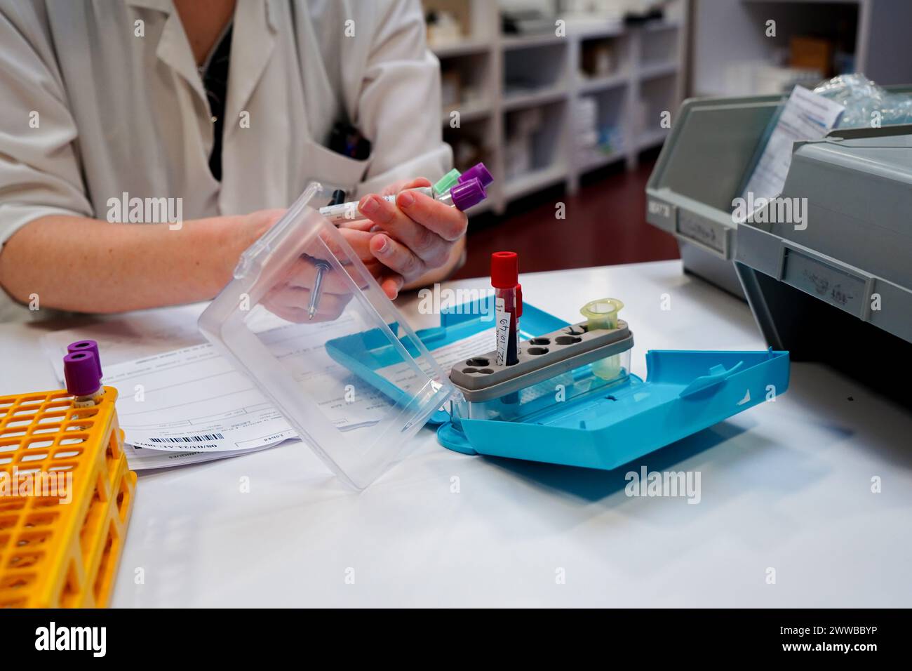 Technical platform of the Inovie 34 laboratory . Receipt of the boxes ...