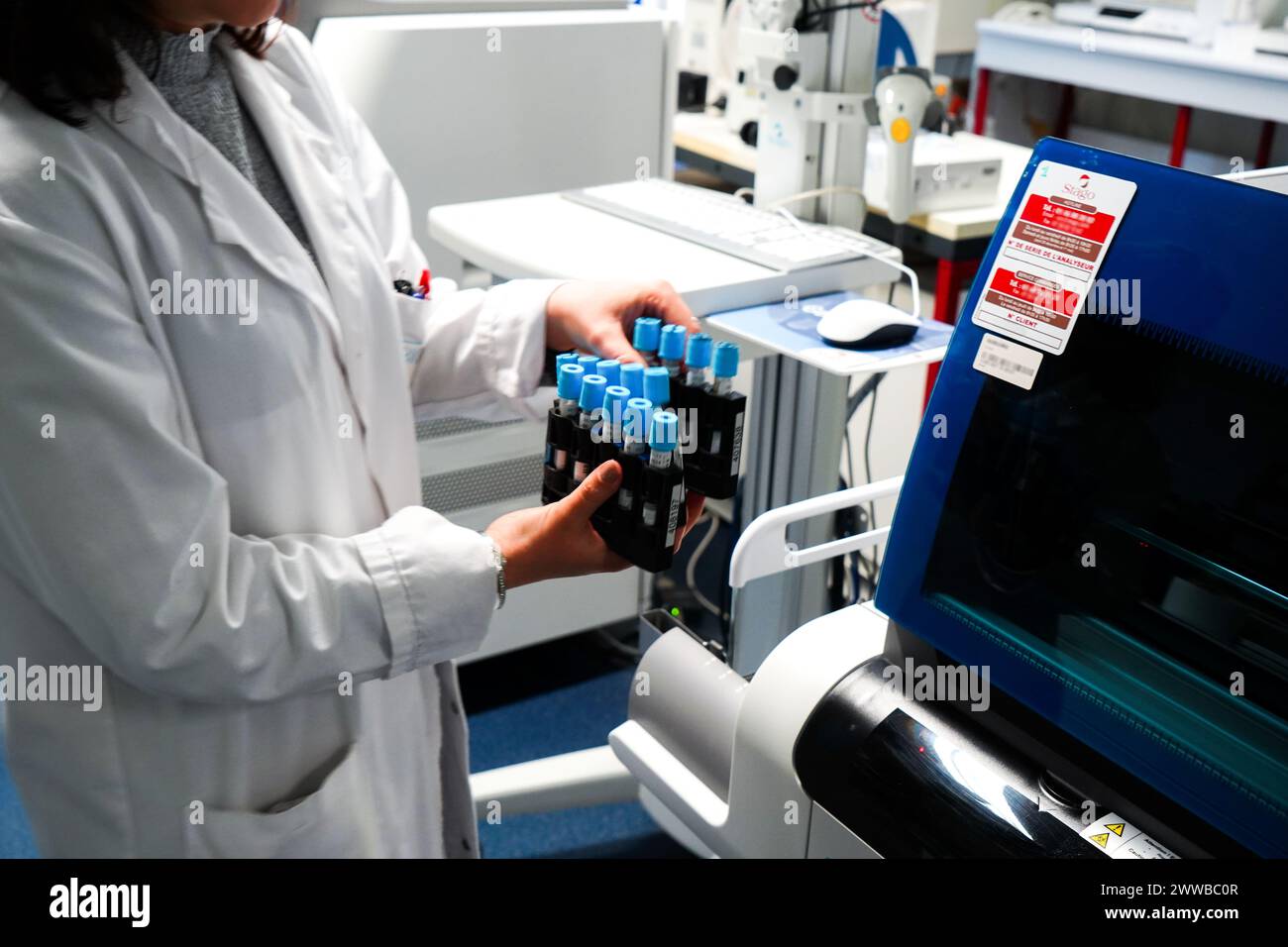 Technical platform of the Inovie 34 laboratory . Loading of sample tube in the Sta R Max 3 ...