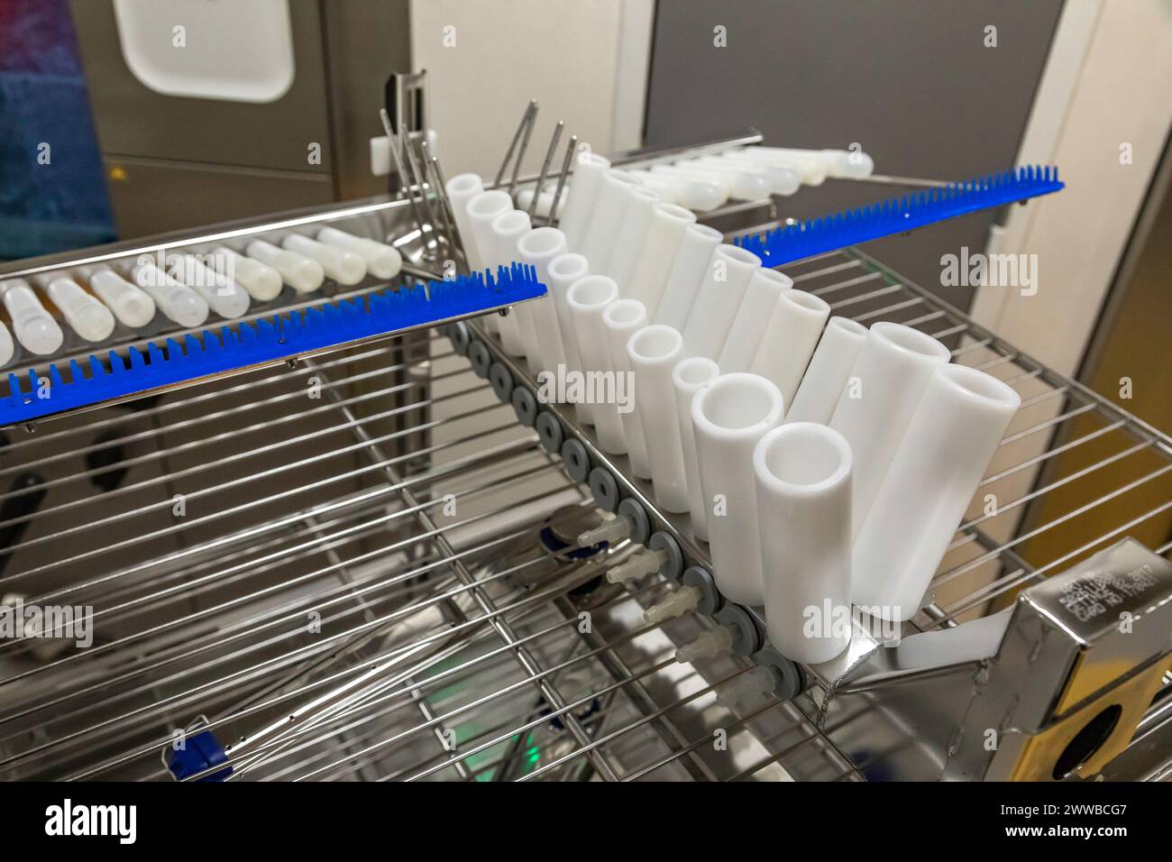 Equipment for washing hollow surgical instruments in the washing room ...