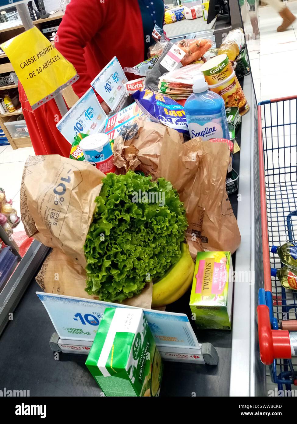 Supermarket checkout queue Stock Photo - Alamy