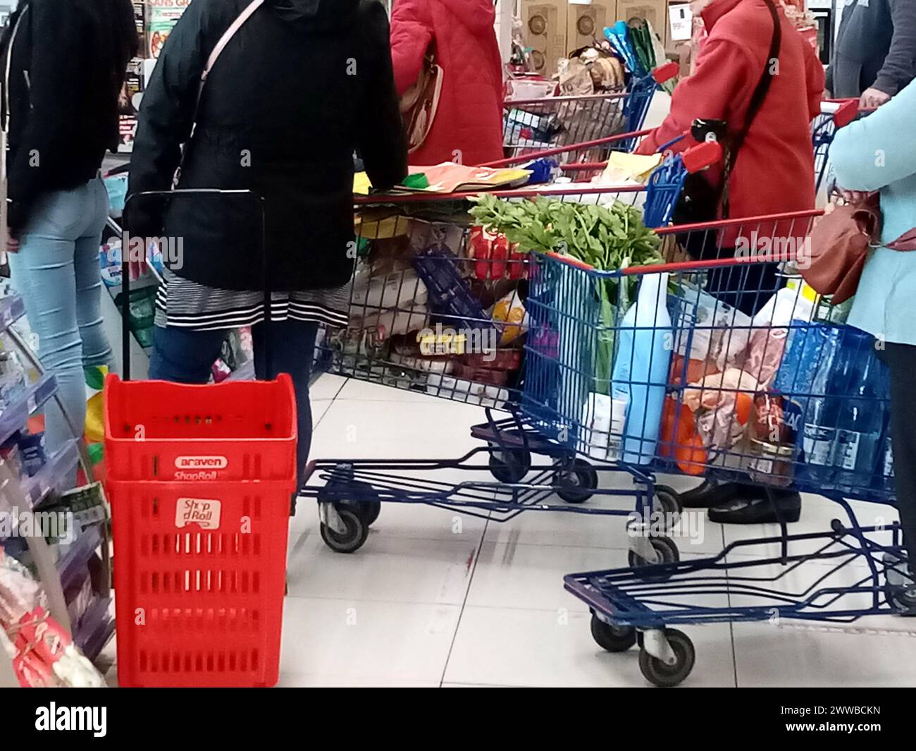 Supermarket checkout queue Stock Photo - Alamy