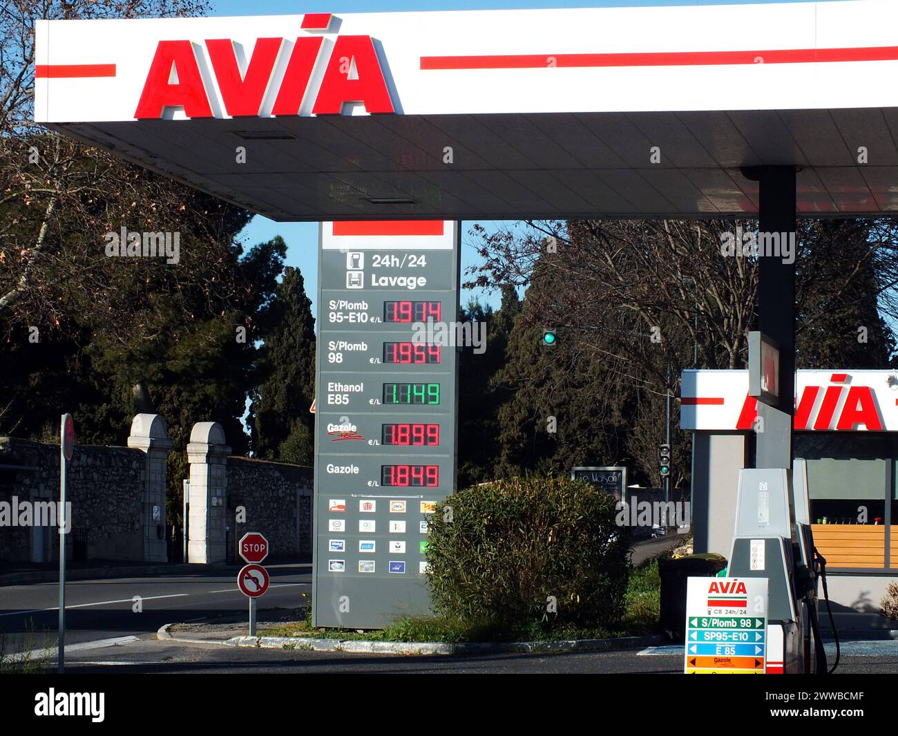 Fuel dispensing service station Stock Photo - Alamy