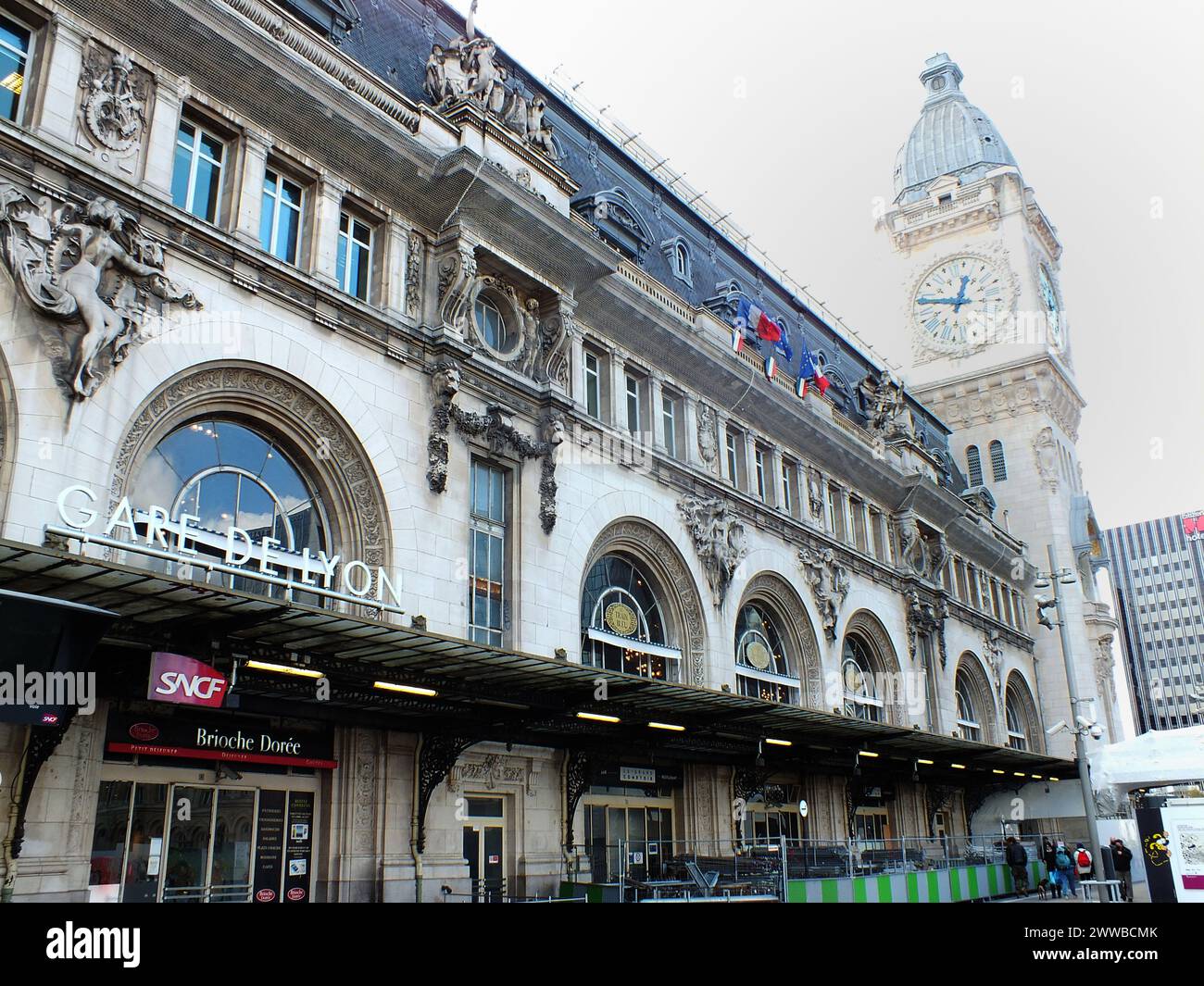Gare sncf station gare de lyon Paris Stock Photo - Alamy