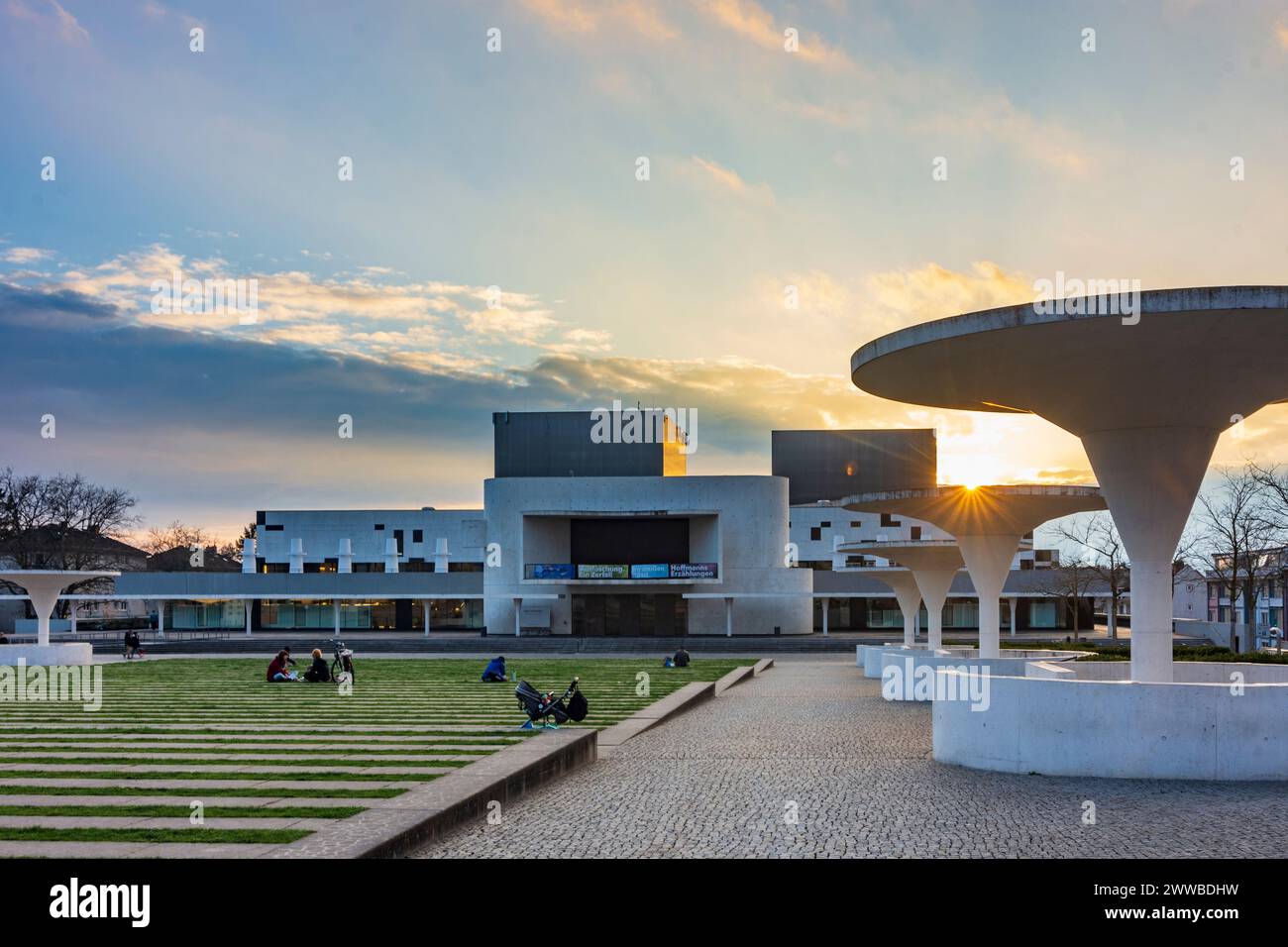 Darmstadt: Staatstheater Darmstadt (Darmstadt State Theatre), square ... Darmstadt: Staatstheater Darmstadt (Darmstadt State Theatre), square ...