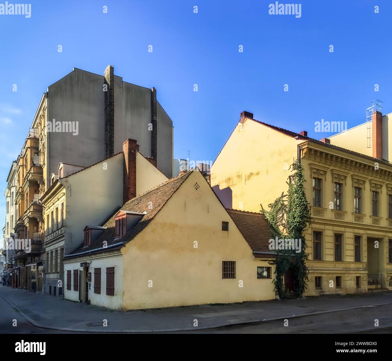 Berlin. Entwicklungsstufen vom einstöckigen Haus um 1810 über einen ...