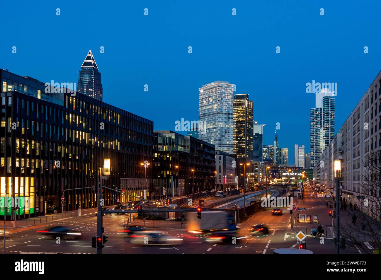 Frankfurt am Main: district Europaviertel, street Europa-Allee, Skyline ...