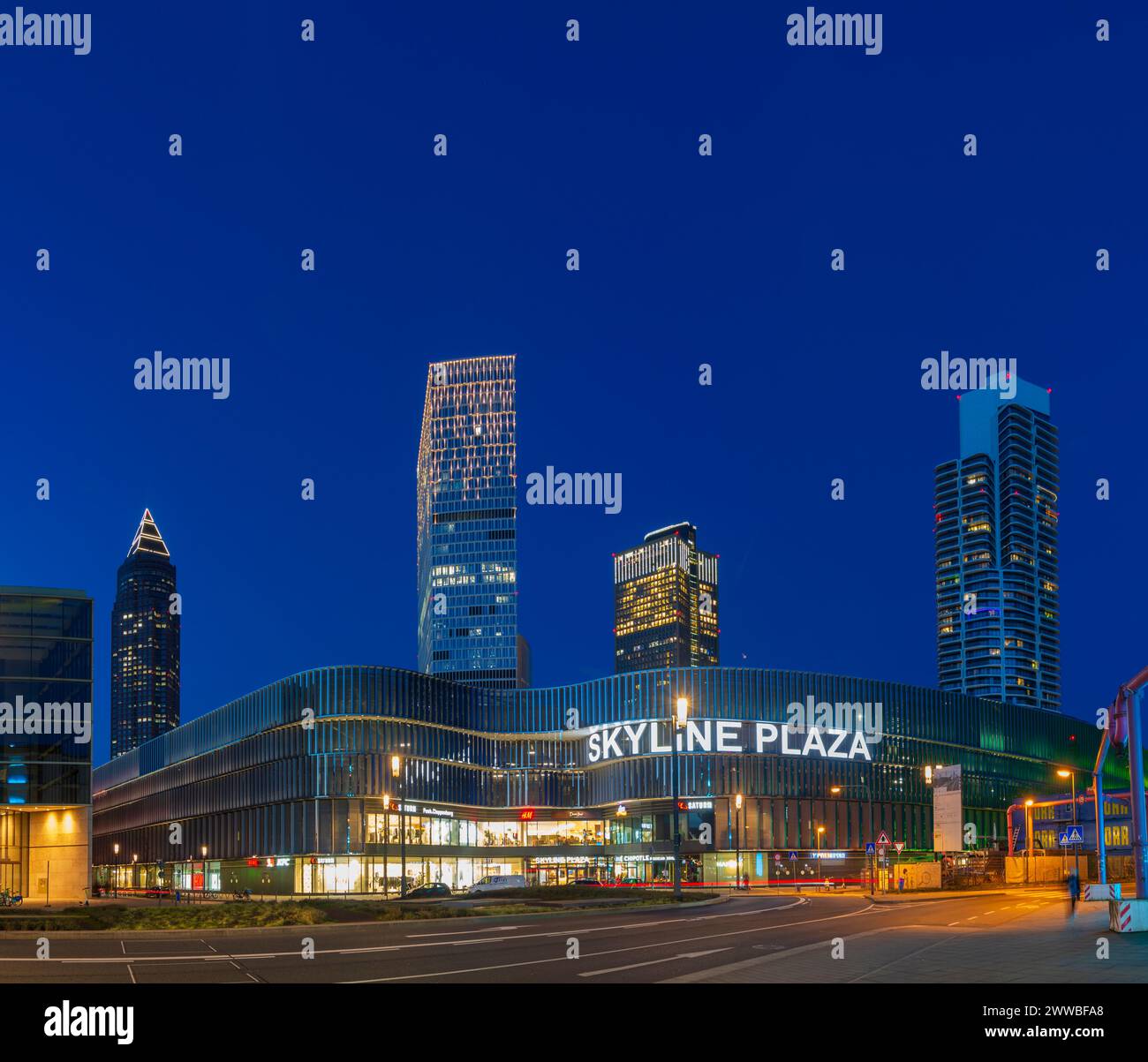 Frankfurt am Main: district Europaviertel, street Europa-Allee, Skyline ...