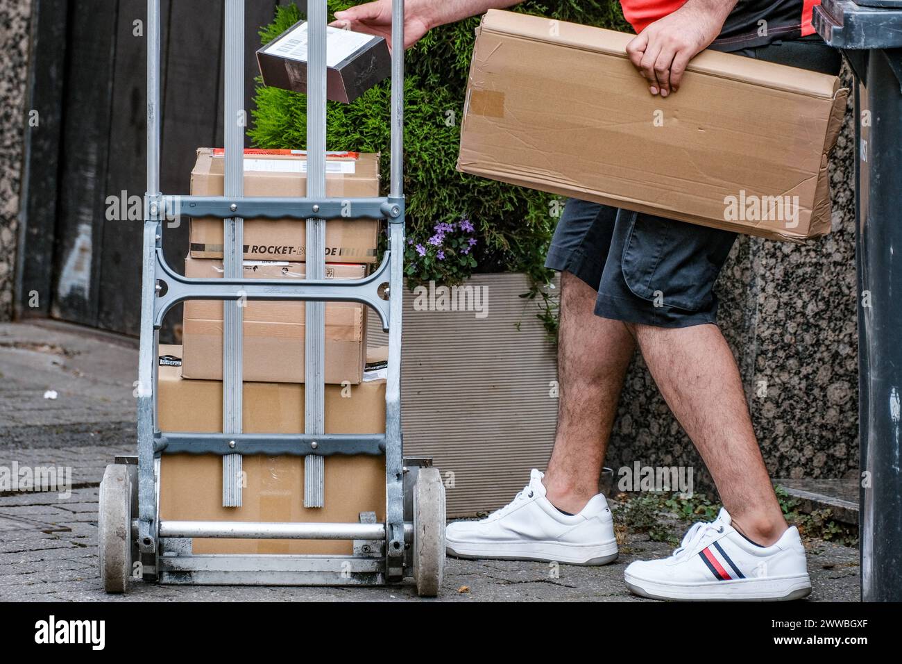 Düsseldorf 22.06.2023 Post DHL Paket Pakete Paketzusteller Amazon ...