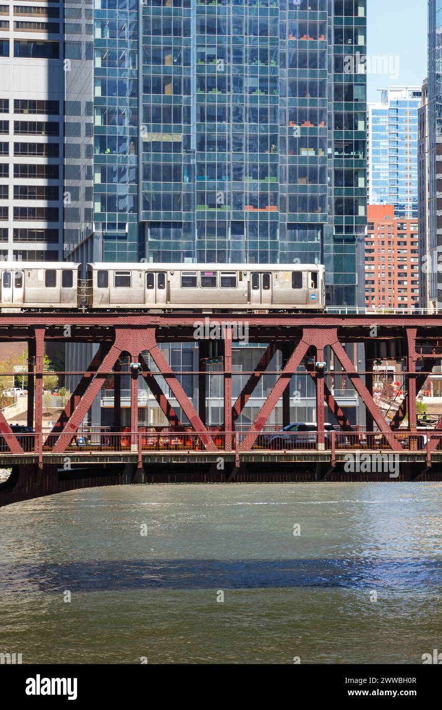 Chicago, USA - 3. Mai 2023: Chicago "L" Elevated Hochbahn Metro Bahn ...