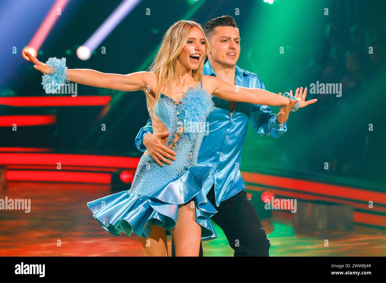 Lina Larissa Strahl mit Zsolt Sandor Cseke in der vierten Live-Show der 17. Staffel der RTL ...