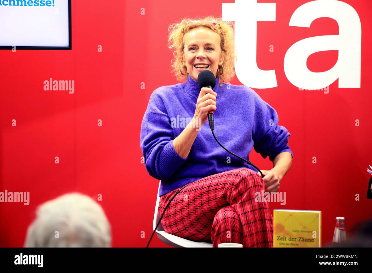 Katja Riemann im Gespräch zu ihrem Buch Zeit der Zäune am Messestand ...