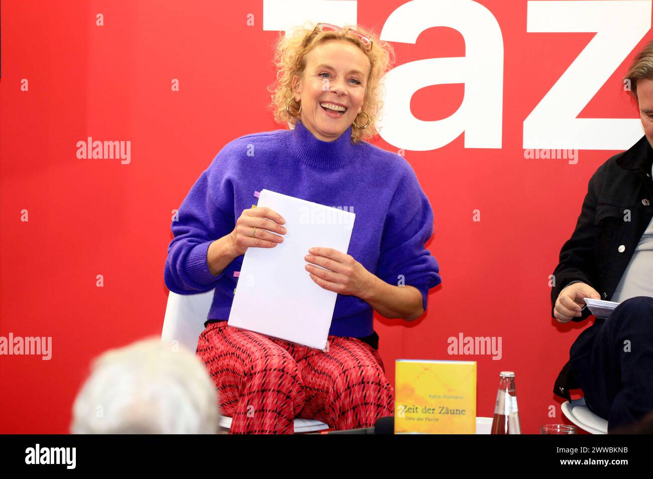Katja Riemann im Gespräch zu ihrem Buch Zeit der Zäune am Messestand ...
