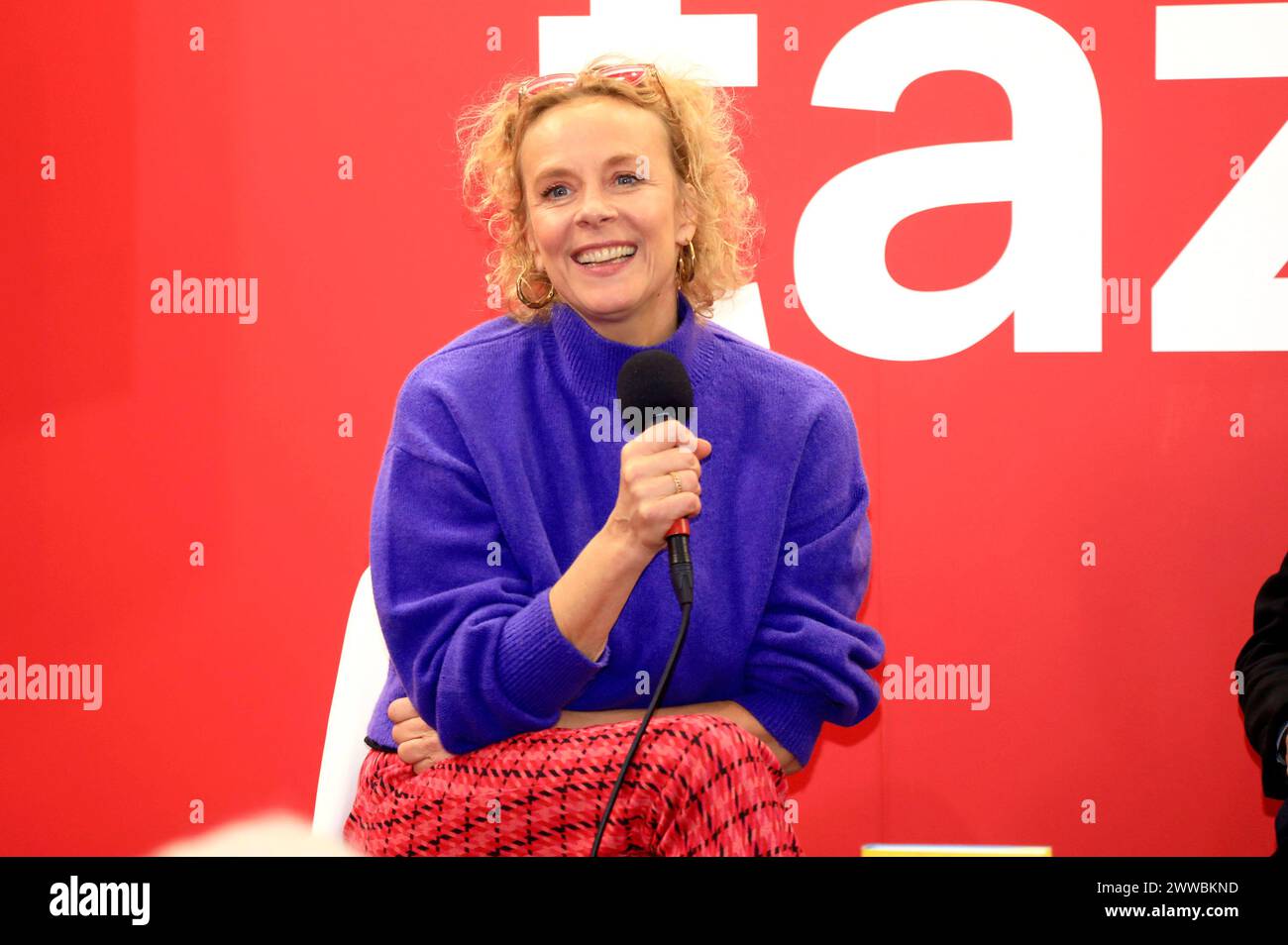Katja Riemann im Gespräch zu ihrem Buch Zeit der Zäune am Messestand ...